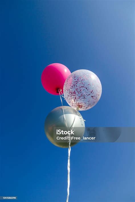 하늘에 떠있는 세 개의 화려한 생일 헬륨 풍선 맨 위에 복사 공간이 있는 수직 프레임입니다 3가지 개체에 대한 스톡 사진 및 기타 이미지 Istock