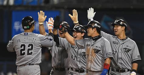 노시환 멀티포에 채은성 만루포까지 한화 두산 10 3 대파하고 2연승 [잠실 스코어]