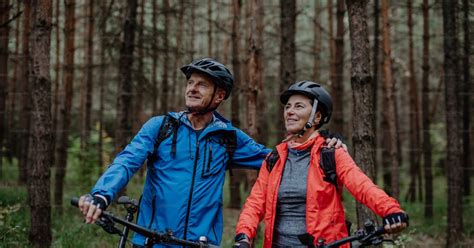 가을날 숲에서 야외에서 자연을 감상하는 전자 자전거를 탄 시니어 커플 바이커 사진 Unsplash의 자전거 이미지