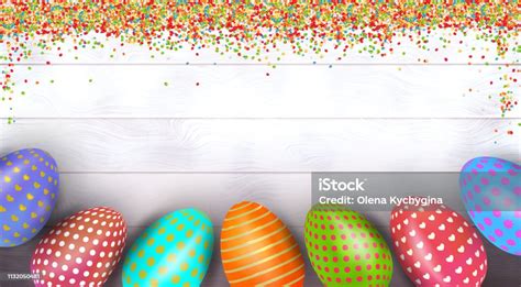 설탕 공 분말 및 텍스트 공간을 가진 나무 배경에 다채로운 부활절 달걀을 그렸다 평면도 0명에 대한 스톡 벡터 아트 및 기타 이미지 0명 3차원 형태 건설 프레임