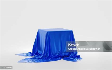 커튼과 주름실크 원단 아래에 숨겨진 비밀 선물 테이블보와 함께 서서 마법의 트릭 연단을 표시합니다 큐브 상자 흰색 배경에 파란색 파도 새틴 천으로 덮여 3d 일러스트
