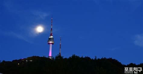 [포토친구] 남산 위에 뜬 달