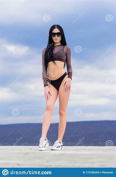 Mujer Sexy Con Cuerpo Apropiado Deporte Y Fitness Cielo Cuerpo Perfecto Sin Celulitis Y Grasa