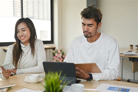 프로젝트 작업에 대한 회의를 하는 창의적인 남성과 여성 그래픽 디자이너에 대한 스톡 사진 및 기타 이미지 그래픽 디자이너 남자 사업가 태블릿 Istock