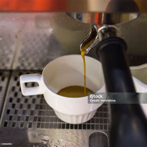 커피 머신 두 스 프레소 카페에서 두 개의 유리 컵에 준비합니다 커피 자판기의 작품입니다 도시에서 커피의 문화 갈색에 대한 스톡 사진 및 기타 이미지 Istock