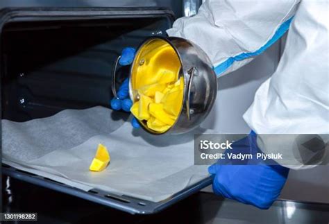 의사가 의료 보호복 고글 마스크 장갑을 착용하고 음식을 준비합니다 오븐에 감자 바이러스 전염병에 의한 보호 메르스 코로나바이러스