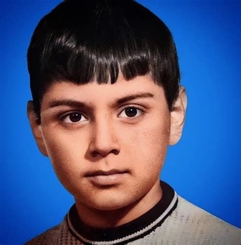 این کوچولوی بامزه کنار بابک کریمی را میشناسید ؟ پسر؟ نوه یا هیچکدام