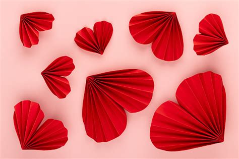 발렌타인 데이 배경 빨간 종이 갈비뼈 하트패턴 상단 보기로 부드러운 밝은 분홍색 배경에 비행 0명에 대한 스톡 사진 및 기타 이미지 Istock