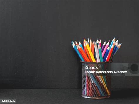 검은 색 배경에 컬러 연필연필이 있는 연필 케이스 다채로운 문구 학교 개념으로 돌아갑니다 복사 공간이있는 학교 칠판 0명에 대한