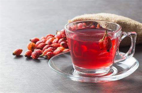 검은 소박한 테이블에 삼베 자루에 로즈힙 과일을 가진 허브 차 약용 식물의 말린 장미 엉덩이 유리 컵 0명에 대한 스톡 사진 및 기타 이미지 Istock