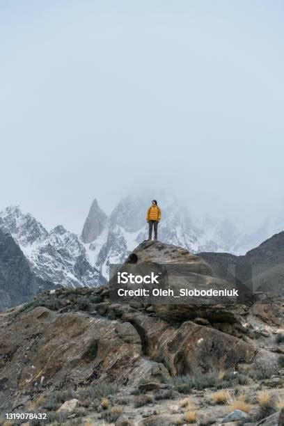 파키스탄 북부의 눈 덮인 부브리모틴 봉우리 를 배경으로 바위 위에 서 있는 여성 사람들에 대한 스톡 사진 및 기타 이미지 사람들 산 산봉우리 Istock