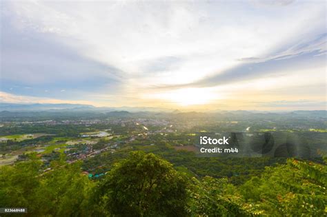 석양 하늘 및 최고 산 이름에서에서 흐린 보기의 아름 다운 풍경이입니다 푸 보 비트로 태국 0명에 대한 스톡 사진 및 기타 이미지 Istock