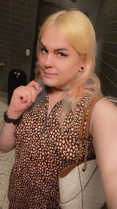 I Noticed How Many Women Post Selfies In The Public Restroom And I Tried To Do The Same 🫣 R