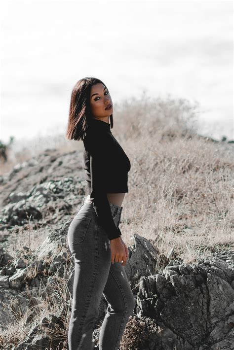 ژست عکاسی دخترانه جذاب ترین ژست‌های عکس‌ اینستاگرامی و آتلیه‌ای