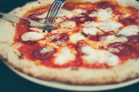 피자 조각을 잡는 인식 할 수없는 사람들의 손의 높은 각도 샷 건강하지 못한 생활방식에 대한 스톡 사진 및 기타 이미지 건강하지 못한 생활방식 레스토랑 마르가리타