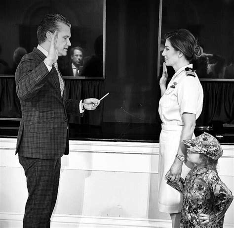 همشهری آنلاین مراسم سوگند مورگان اورتگاس در کنار دختر خردسالش تصاویر