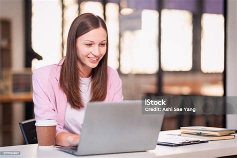 사무실에서 보케 조명으로 일하고 노트북 기술을 사용하여 프로젝트 마감일에 따라 초과 근무를 하는 여직원 Financial Graph 문서 개성 개념에 대한 스톡 사진 및