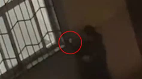 男子偷拍女厕被学生呵斥后逃走，校方回应：已接到举报，正在查监控处理 凤凰网视频 凤凰网