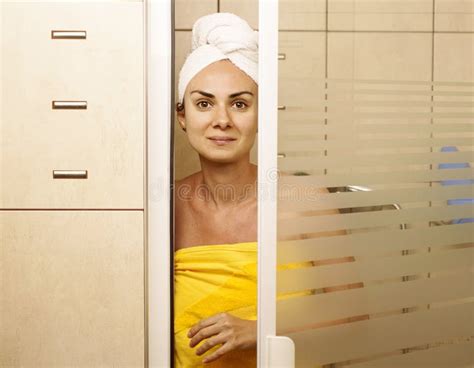 Kabine Der Jungen Frau Unter Der Dusche Stockfoto Bild Von Frech