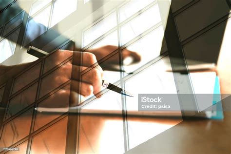 문서 작업을 하는 사업가 스타트업 맨은 직장에서 재무 데이터를 분석합니다 연구에 대한 스톡 사진 및 기타 이미지 연구 비즈니스 계획 Istock