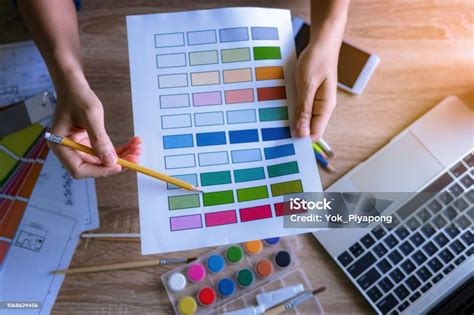 크리에이 티브 디자이너 색상 선택 된 디자인 새로운 프로젝트 건설의 작업 사무실에서 계획을 구축 하기 위한 견본 샘플 그래픽 및