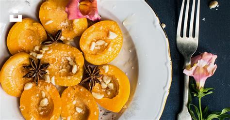 숟가락 옆 접시에 얇게 썬 과일 사진 Unsplash의 무료 음식 이미지