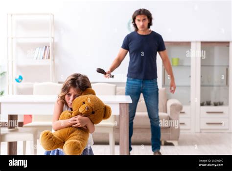 Le père de punir sa fille en colère Photo Stock Alamy