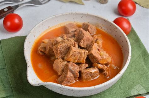 Классический рецепт гуляша из говядины – простой и вкусный рецепт с ...