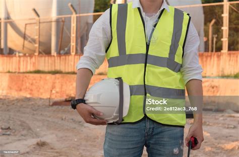 석유 창고와 하드 모자를 들고 엔지니어 또는 안전 책임자는 건설 현장의 배경입니다 Greenpeace에 대한 스톡 사진 및 기타 이미지 Greenpeace Health