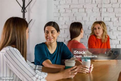 테이블에 앉아 커피를 마시고 자연스럽게 대화를 나누는 네 명의 여성 20 24세에 대한 스톡 사진 및 기타 이미지 20 24세 25 29세 40 44세 Istock