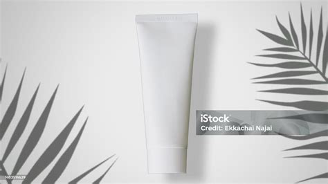 얼룩진 크림 표면 상단보기에 모이스처 라이저 로션 페이셜 클렌저 또는 샴푸를위한 흰색 플라스틱 모형 튜브 섬세한 순수한 스킨 케어 제품 튜브에 대한 스톡 사진 및 기타