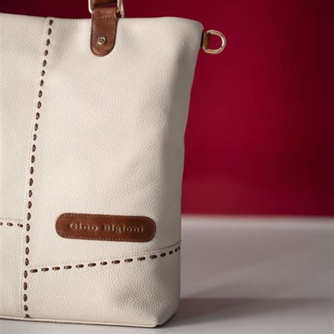 가방 가죽 갈색 고급 고상한 대조 디자이너 럭셔리 미니멀리스트 베이지 베이지색 가방 비즈니스 빈티지 빨간 빨간색 배경 쇼핑 스타일 스트랩