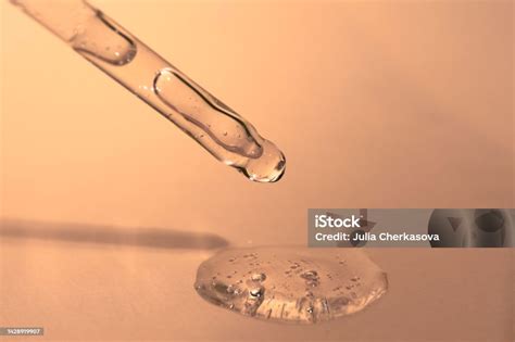유리 피펫 클로즈업에 히알루론산 보습과 케어를위한 액체 화장품 질감 레티놀에 대한 스톡 사진 및 기타 이미지 레티놀 산성 건강관리와 의술 Istock