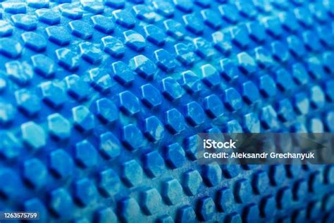 파란색 육각 형 세포의 형태로 파란색 마사지 롤러의 추상적 인 질감 전체 화면이 배경으로 합니다 0명에 대한 스톡 사진 및 기타 이미지 Istock