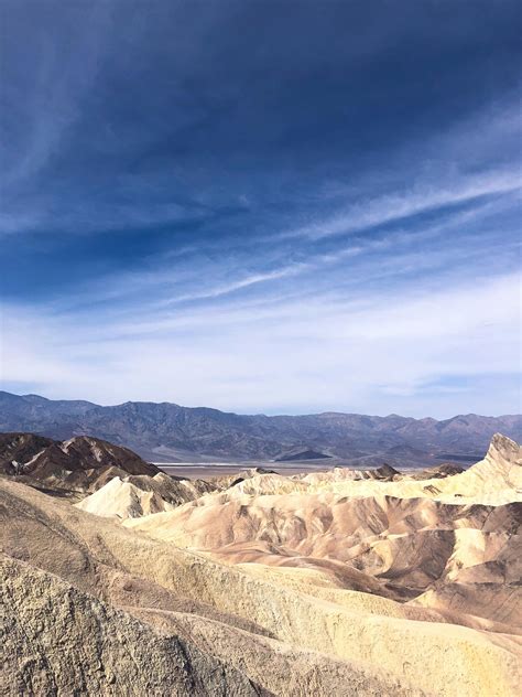 건조한 경치 고요한 광야 광야 탐험 광활한 국립 공원 남성적인 사막 데스 밸리 국립 공원 뜨거운 맑은 하늘 먼 산들 메마른 모래 모래 언덕 모래