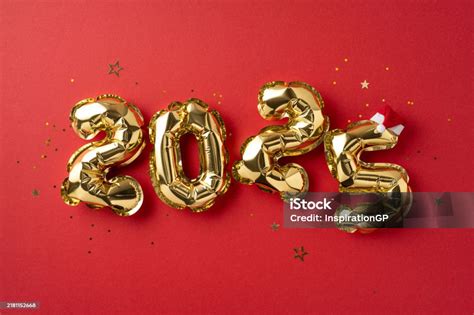 생생한 빨간색 배경에 반짝이는 황금색 숫자 풍선이 등장하는 2025년 축제 축하 행사 새해 파티 테마 및 휴일 장식에 이상적 12월에 대한 스톡 사진 및 기타 이미지