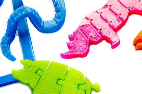 3d 프린터에 인쇄 된 많은 밝은 다 색된 개체 평평한 표면에 거짓말 3차원 인쇄에 대한 스톡 사진 및 기타 이미지 3차원 인쇄 3차원 형태 Revolution