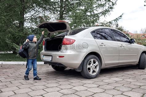 穿着深色夹克蓝色牛仔裤黑色鞋子和深蓝色帽子的可爱小男孩高清图片下载 正版图片503247132 摄图网