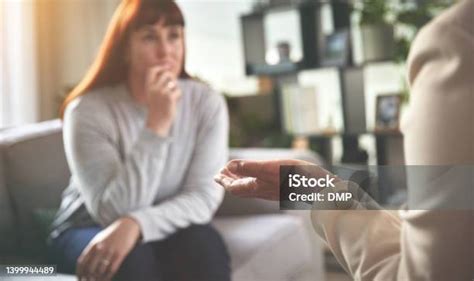심리학자 또는 치료사와 이야기하는 여성 카운슬러와의 치료 세션 중에 도움을 받으면서 슬퍼하는 청녀 모임에 대한 스톡 사진 및 기타 이미지 Istock