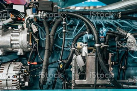 수확기 또는 트랙터 엔진 새로운 현대 기술은 금속 플라스틱 부품 드라이브 벨트 무거운 농업 산업 장비와 차량 모터를 결합 디젤에 대한 스톡 사진 및 기타 이미지 Istock