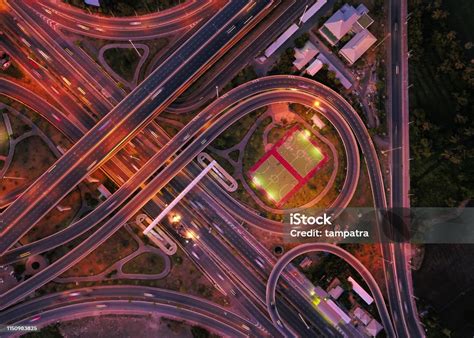 고속도로 교차점의 공중 보기 교량도로 셰이프 숫자 8 또는 무한대 로그인 아키텍처 개념의 구조입니다 평면도 도시 도시 방콕 밤 태국 0명에 대한 스톡 사진 및 기타 이미지