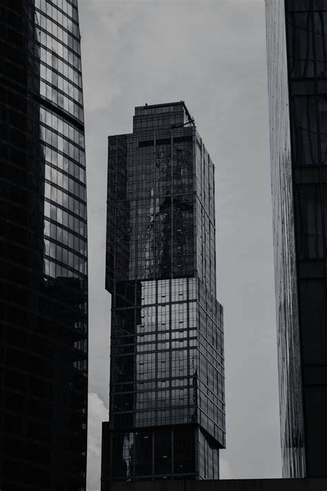 도시의 고층 빌딩의 흑백 사진 사진 Unsplash의 무료 건물 이미지