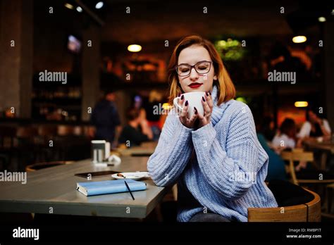 Fröhliche Junge Schöne Rothaarige Frau In Gläser An Ihrem Arbeitsplatz Auf Cafe Und Trinken