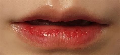 요즘 물광립에 빠졌는데 너무 예쁘네요 ㅠㅠ 색깔도 너무 예쁘고 발색도 좋아요 촉촉