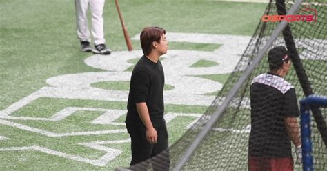 손목부상 강백호 반가운 팀원들에게 예의바른 인사 [o Sports]