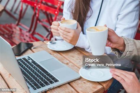 야외 카페에서 커피를 마시는 여자 카페 테이블에 노트북 2명에 대한 스톡 사진 및 기타 이미지 2명 가린 얼굴 거리 Istock