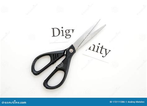 Сан слова написан на листке бумаги и ножницы на белом фоне сокращают слово Стоковое Фото