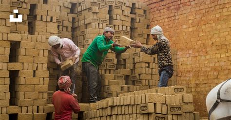 벽돌 더미 주위에 서 있는 한 무리의 사람들 사진 Unsplash의 무료 인도의 지속 가능한 건설 이미지