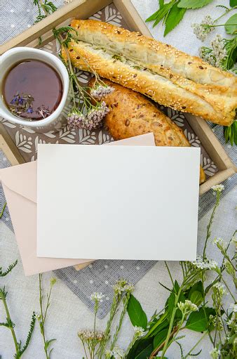 빈 카드와 봉투 면 식탁보에 나무 접시에 페이스트리와 전통 음료가 담긴 아침 식사 트레이 가정 요리 건강한 아침 식사 개념