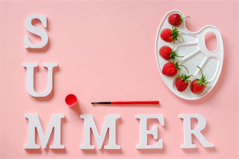 텍스트 여름 예술 적인 팔레트에 빨간 잘 익은 딸기 브러시와 분홍색 배경 복사 공간에 구아슈 창조적 인 개념 여름 색상 페인트 톱 뷰 플랫 누워 엽서 초대를위한 템플릿 6